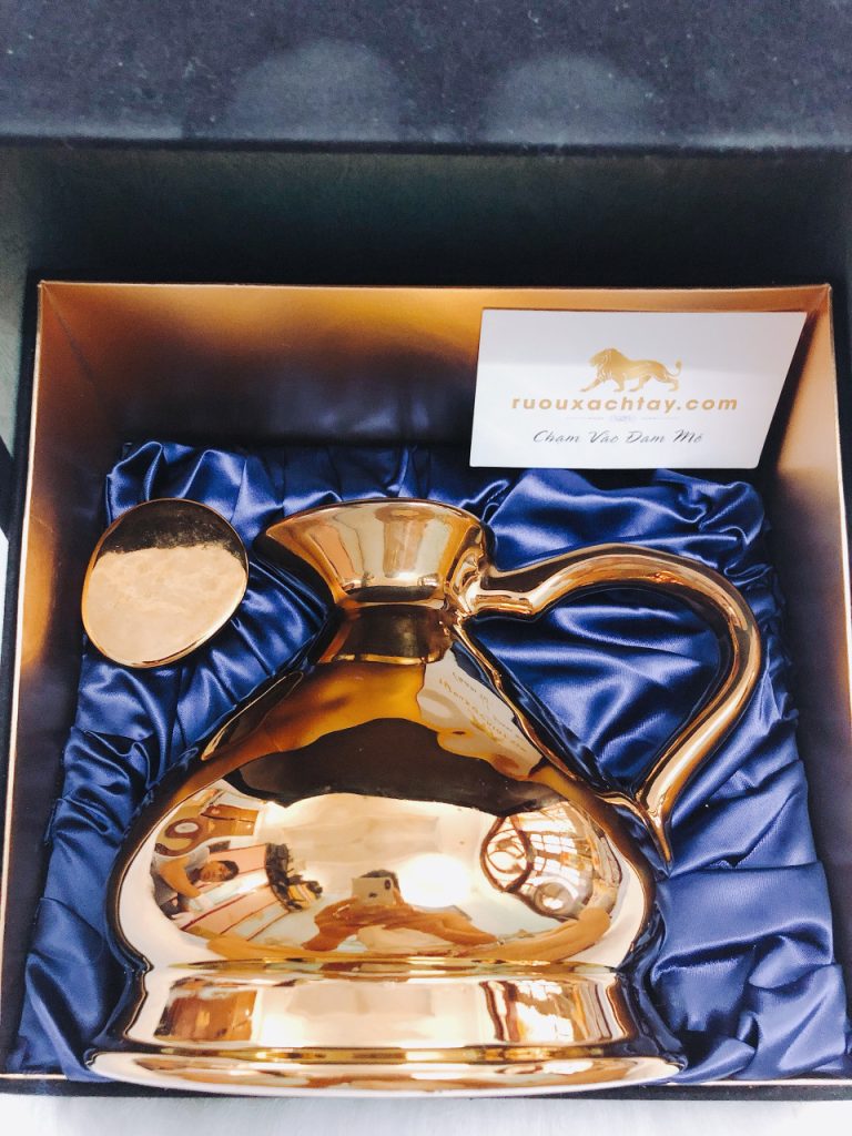 Grand Old Parr Deluxe Scotch Whisky Gold Jug